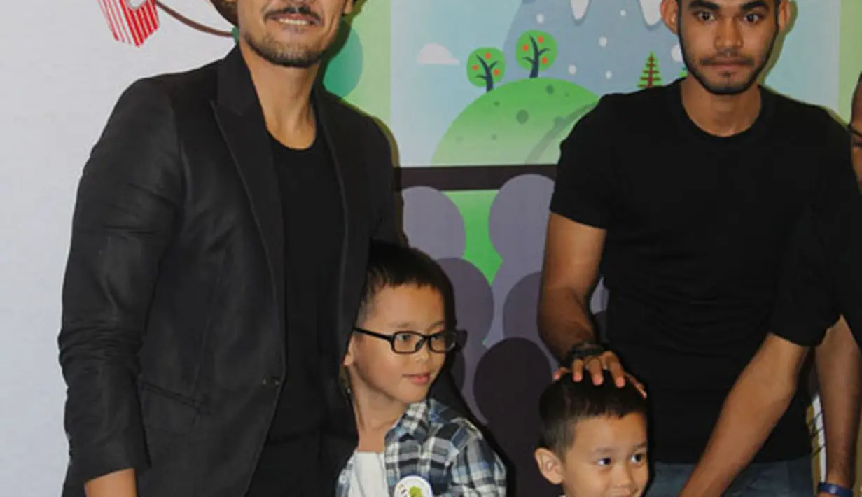 Inilah Foto Kedekatan Aktor Tampan Chico Jericho Dengan Anak Kecil