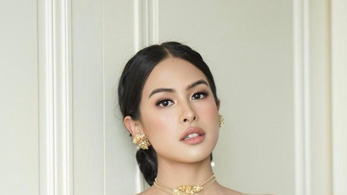 8 Potret Detail Kebaya dan Makeup Maudy Ayunda di Pernikahan Sang Adik