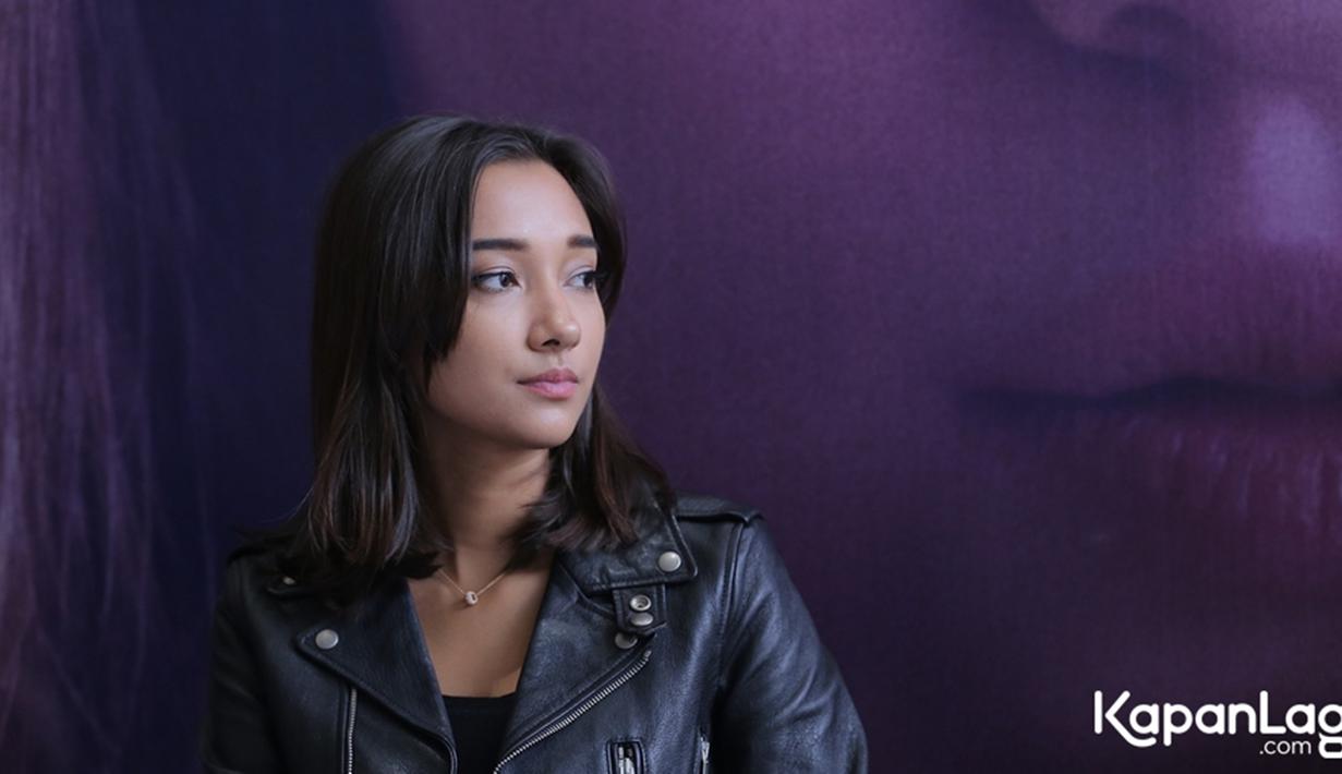 FOTO: Pesona Carissa Perusset Bergaya Tomboi dengan Jaket Kulit - Foto Liputan6.com