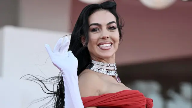 Georgina Rodriguez Bikin Heboh Lagi, Kali Ini Pakai Gaun Mini dengan ...