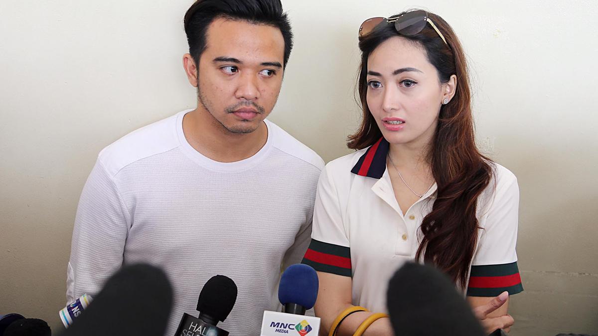 Roby Geisha dan Istri Bawa Bunga untuk Julia Perez