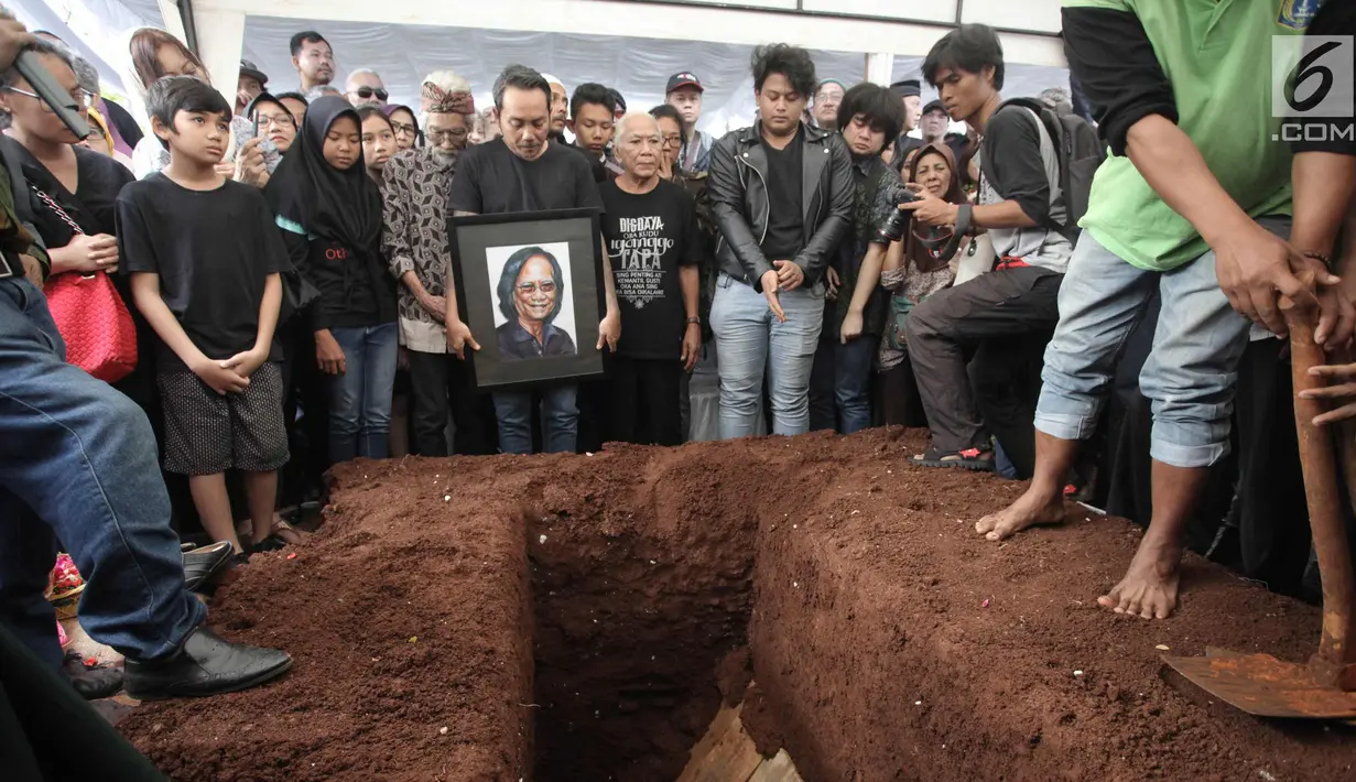 FOTO: Suasana Haru Iringi Pemakaman Vokalis Legendaris Koes Plus Yon ...