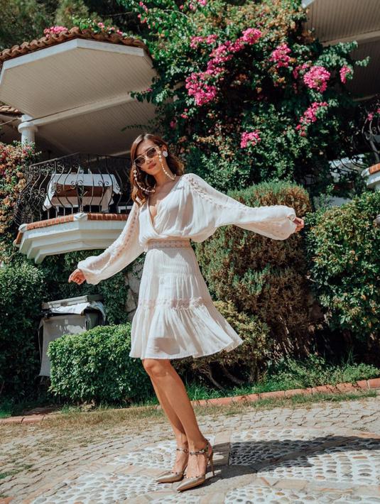 FOTO: Gaya Patricia Gouw Dalam Balutan Busana Putih, Tampil Stylish ...