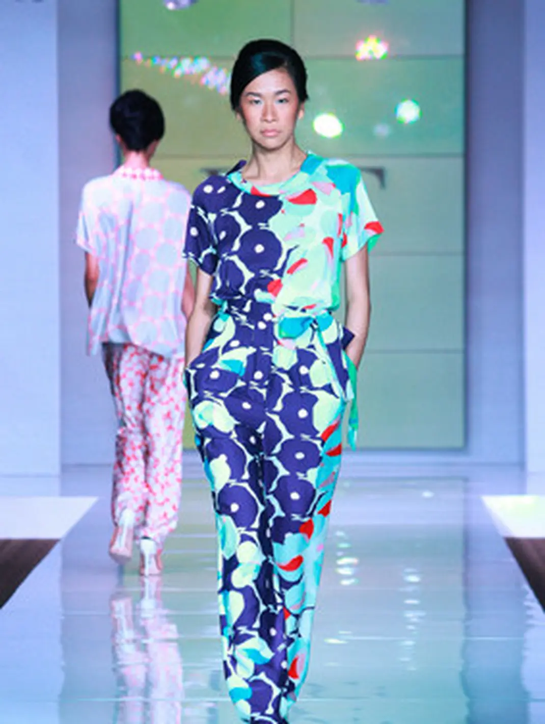 Baju Kantor Warna Neon, Yes Or No? - Photo Fimela.com