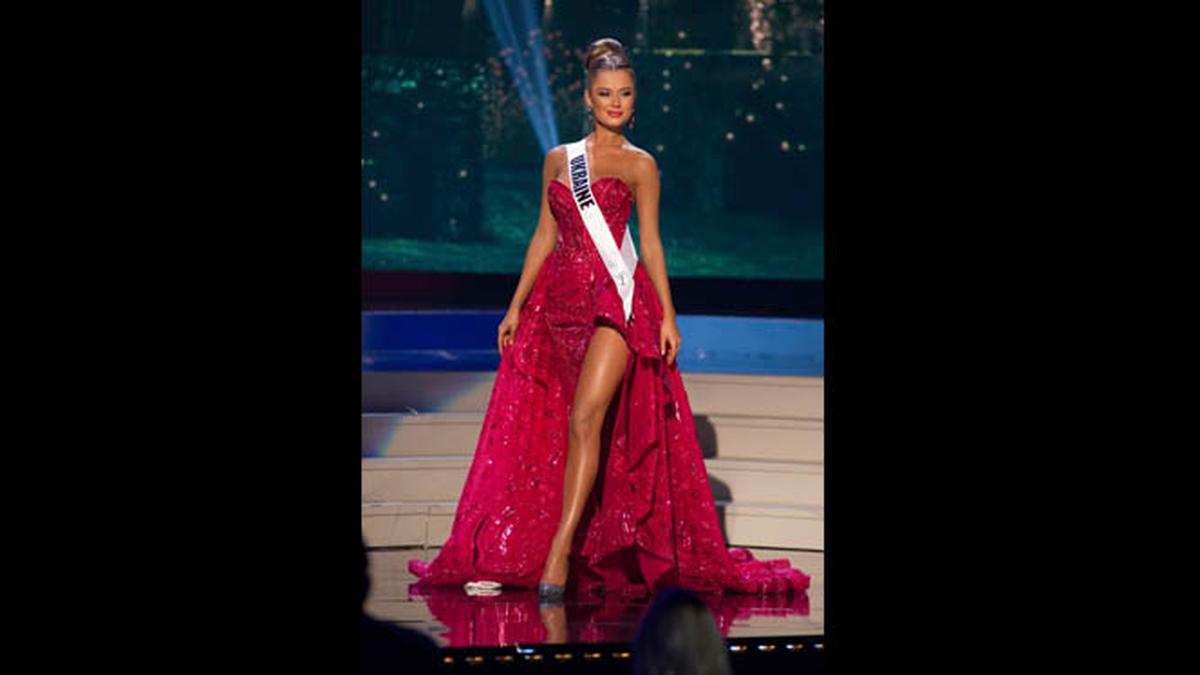 Pose Miss Universe Peragakan Gaun Malam - Foto Liputan6.com