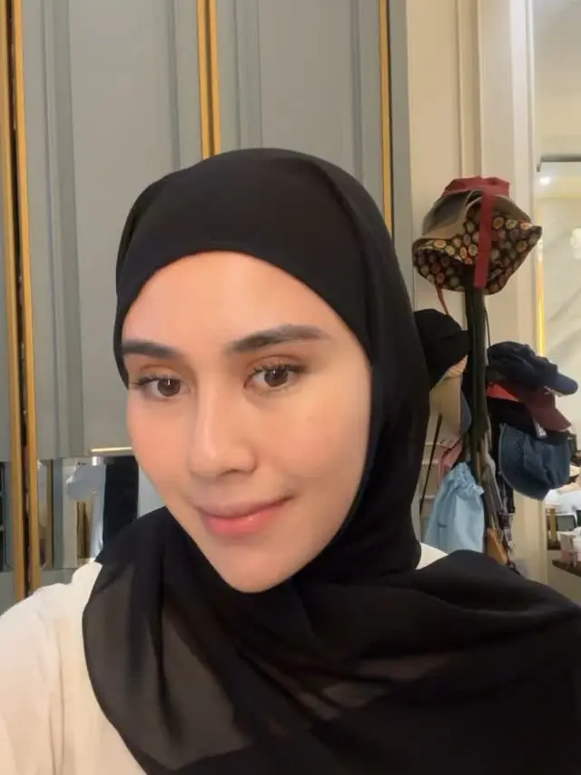 7 Potret Syahnaz Sadiqah yang Pulang Berhaji, Kini Tampil Berhijab ...