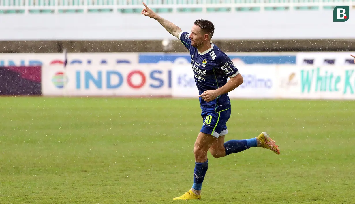 Foto: Aksi Tendangan Jarak Jauh Marc Klok ke Gawang Arema FC Bawa ...