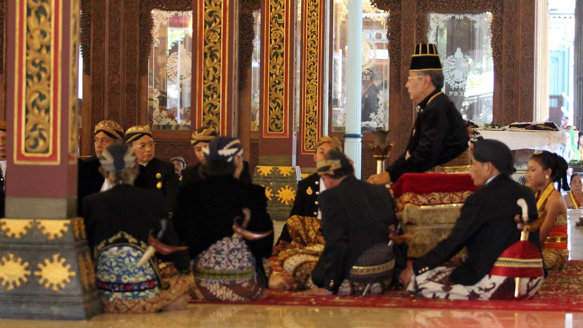 Akankah Damai Datang Usai Raja Duduk di Singgasana Keraton Solo ...