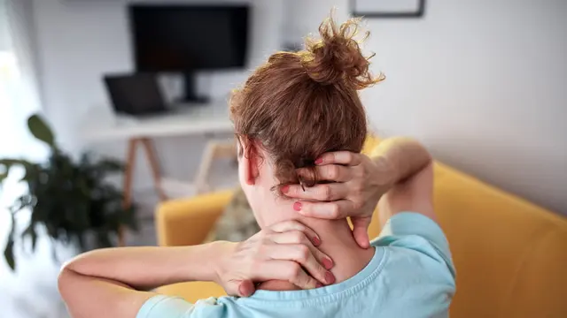 3 Penyebab Sakit Pundak dan Leher yang Bikin Tak Nyaman - Health Fimela.com