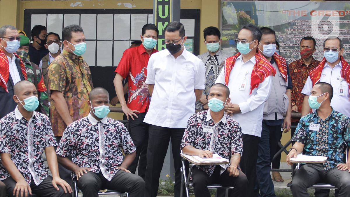 FOTO: Mensos Berikan Bansos Kepada Korban Penyalahgunaan NAPZA - Foto ...