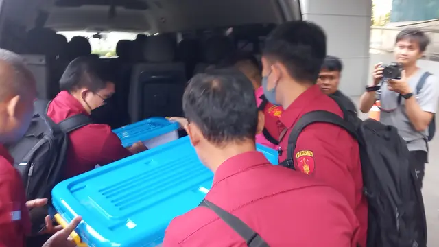 Usai Geledah Kantor Menkominfo, Penyidik Kejagung Bawa 2 Boks Kontainer - News Liputan6.com