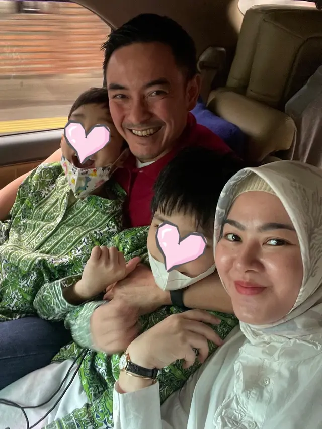 6 Potret Zumi Zola Usai Bebas dari Penjara, Jalan Bareng Anak dan ...