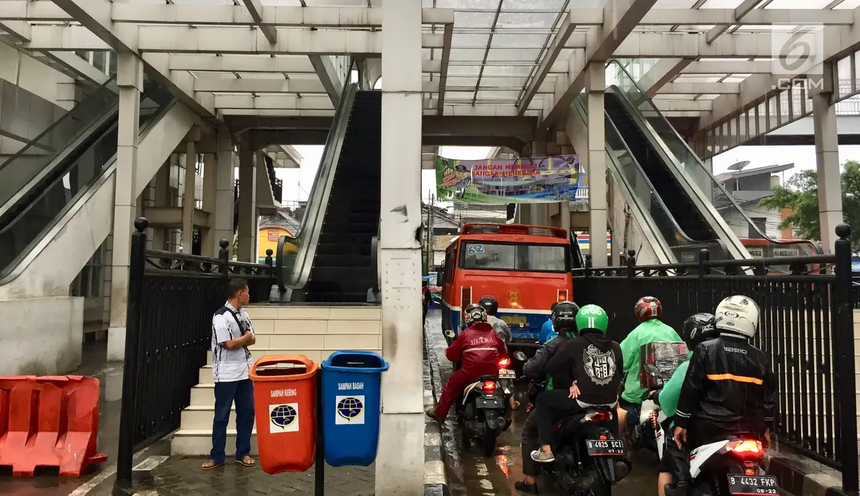 FOTO: Hindari Macet, Pemotor Terobos Jalur Bus di Terminal Manggarai ...