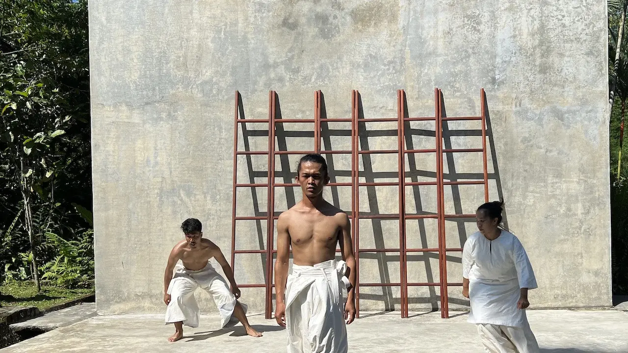 Pertunjukan Teater Under the Volcano yang Terinspirasi dari Syair ...