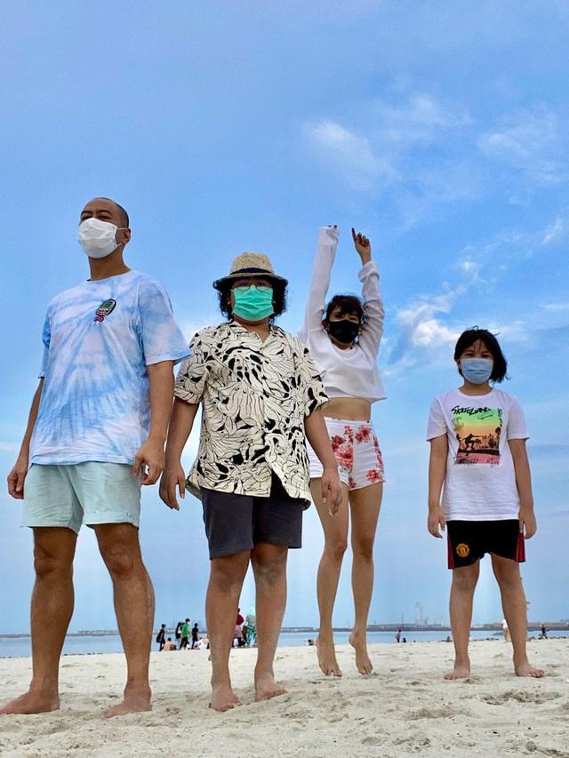 6 Potret Harmonis Keluarga Pandji Pragiwaksono dan Gamila Arief yang ...