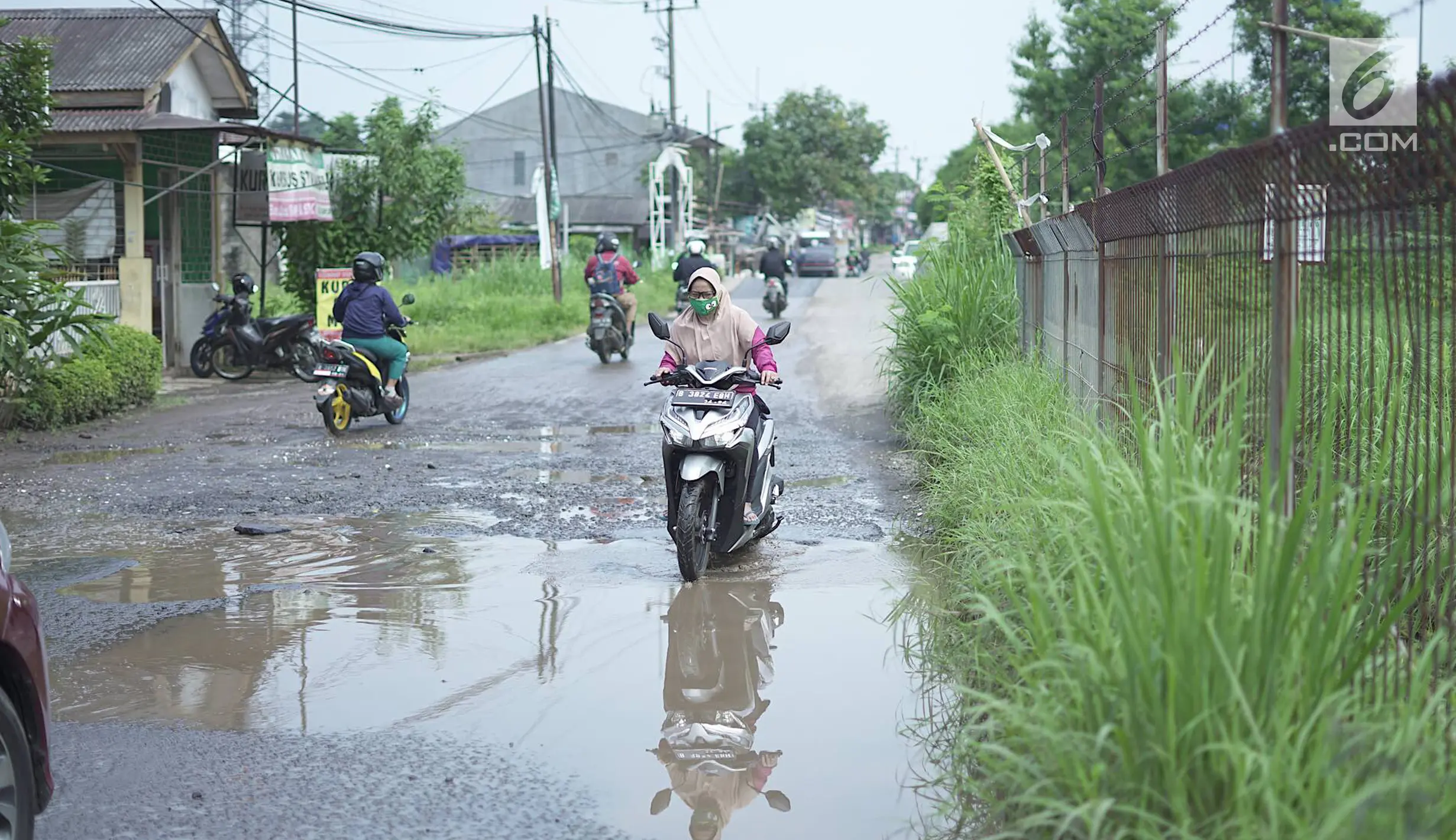 FOTO: Terus Diabaikan, Jalan Rusak Depok Ini jadi Kubangan Air - Foto ...