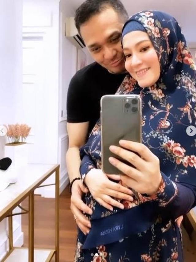 Hamil Setelah 7 Tahun Nikah, Ini 6 Potret Lyra Virna Pamer Perut Buncit - Hot Liputan6.com