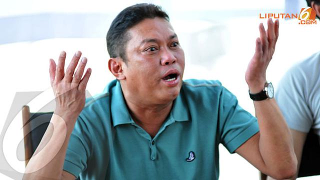 Unggah Potret Adiguna Sutowo Menghadap Laut, Dian Sastrowardoyo ...