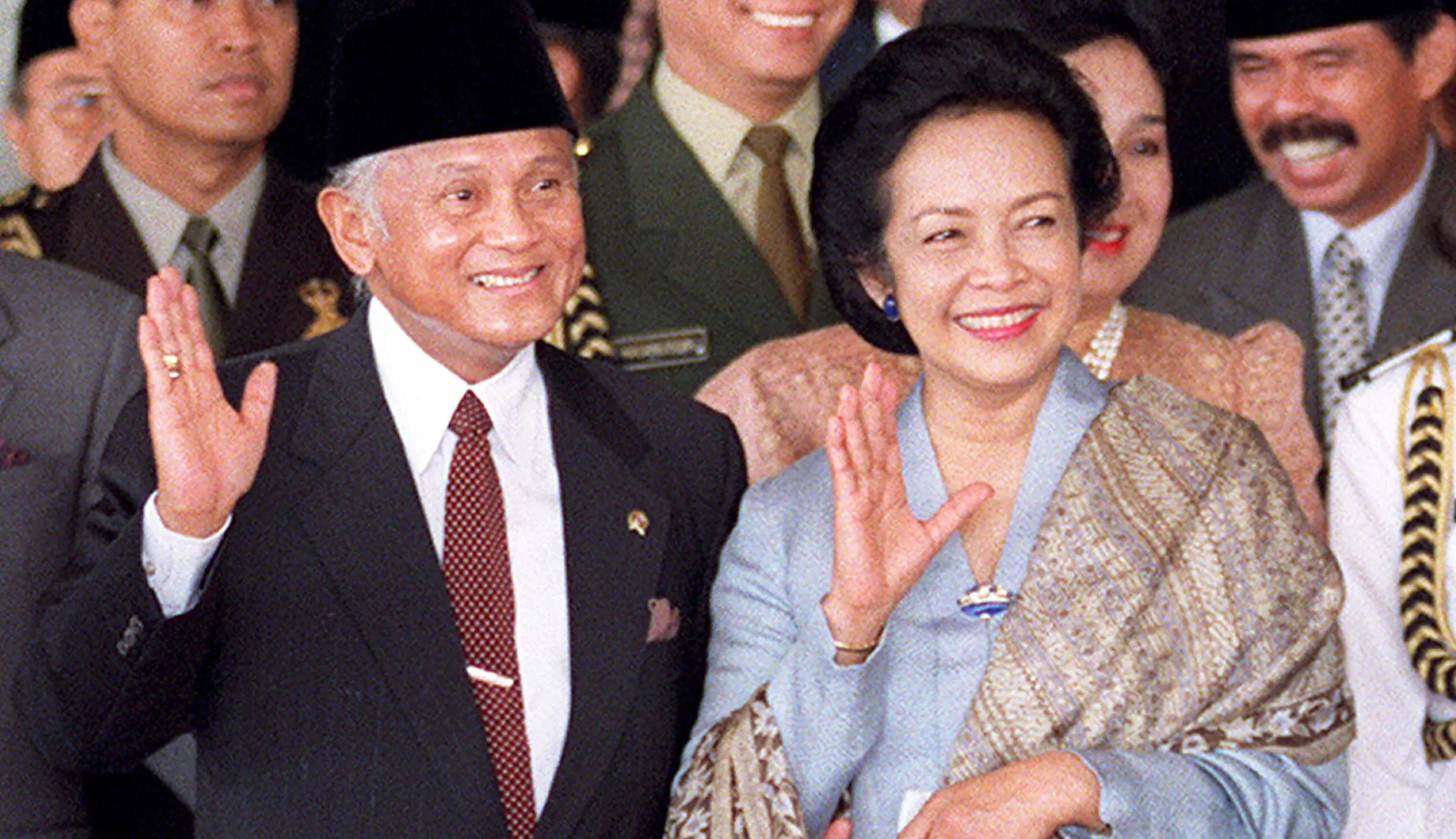 FOTO: Wajah Ceria BJ Habibie Didampingi Ainun Memimpin Indonesia - Foto ...