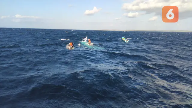 Kapal Nelayan Tenggelam Dihantam Ombak, 22 Orang Hilang di NTT - Regional Liputan6.com