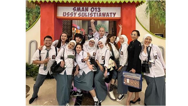 8 Potret Pesta Ulang Tahun Ussy Sulistiawaty Bertema Reuni SMA, Bertabur Bintang - Hot Liputan6.com