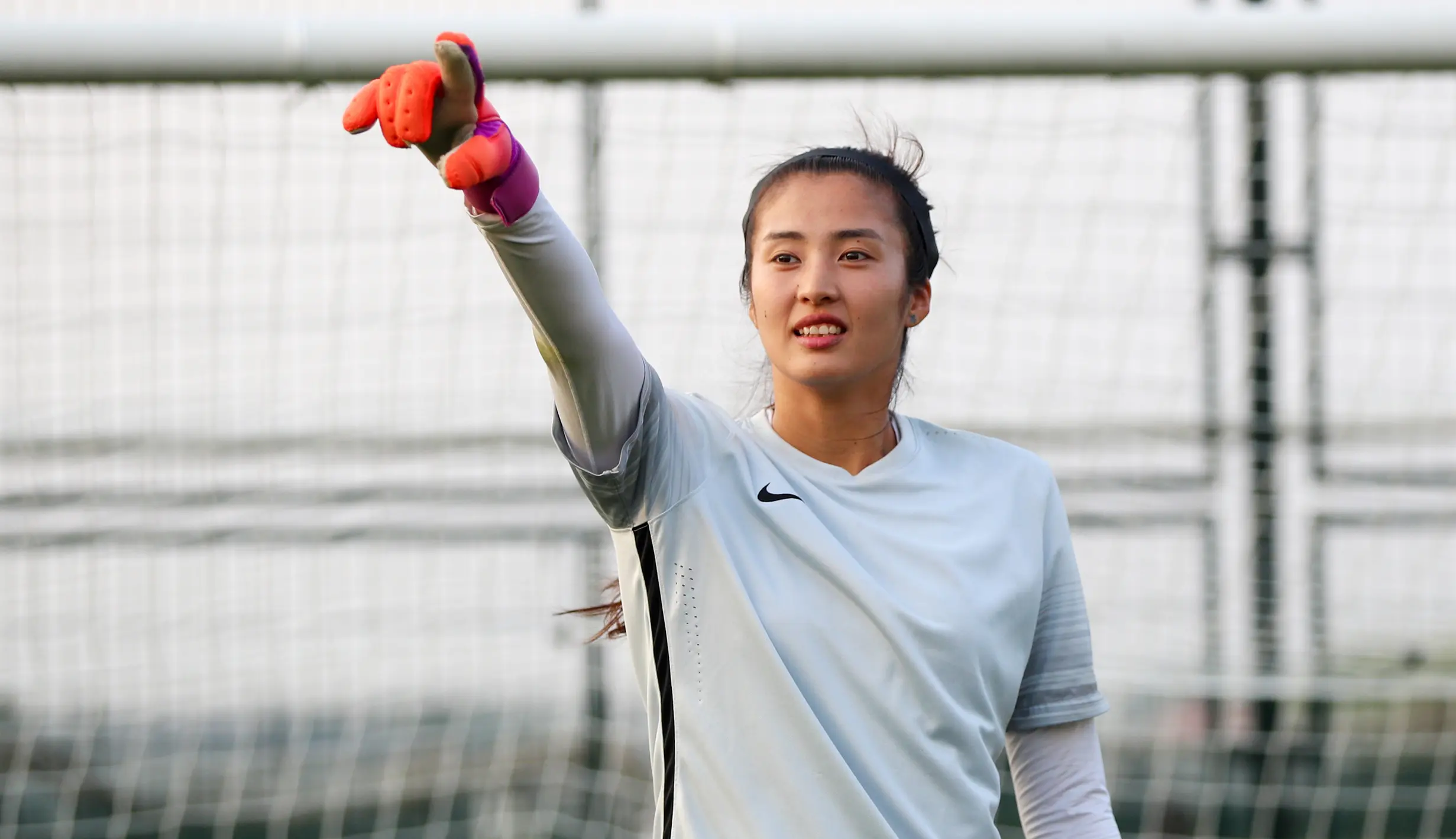 FOTO: Aksi Kiper Cantik Zhao Lina saat Latihan - Foto Liputan6.com
