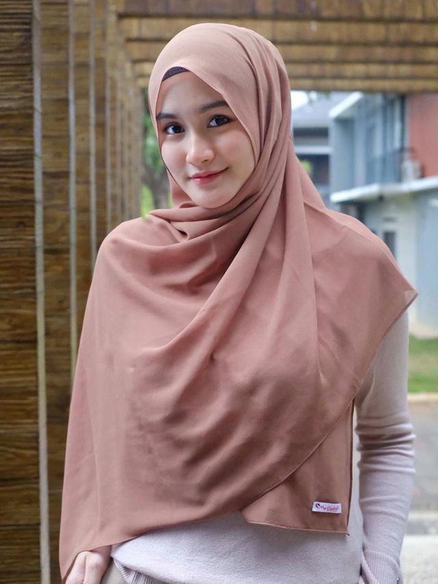 Mantap Berhijab, Ini 6 Potret Nadya Fricella Istri Miqdad Addausy yang Memesona - Hot Liputan6.com