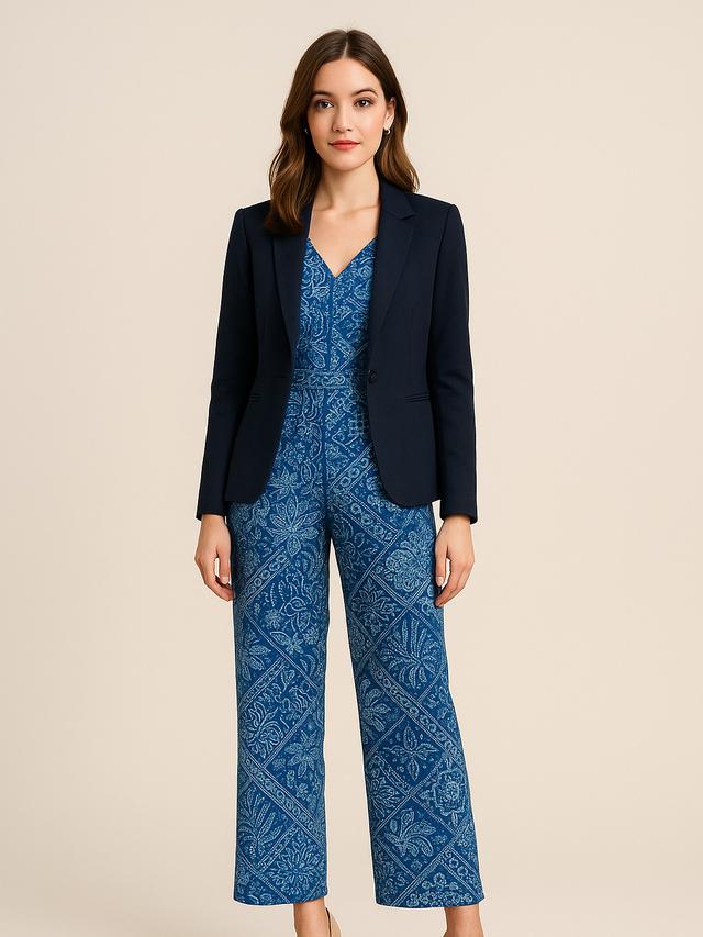 8 Inspirasi Batik Warna Biru Wanita Kekinian, Tampil Modis dan Tetap Klasik