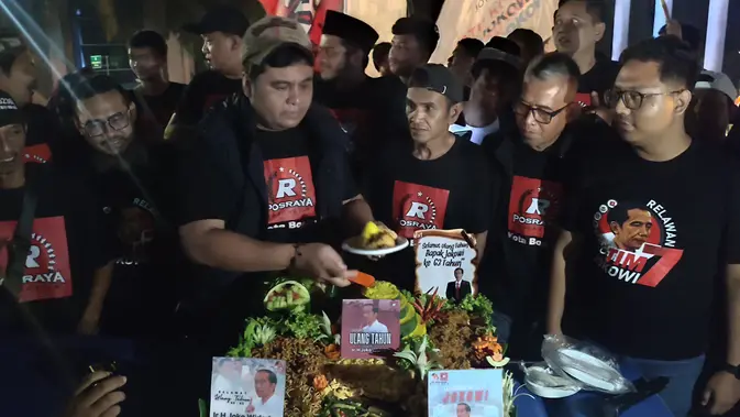 Rayakan Ulang Tahun Jokowi, Relawan Tim 7 Potong Tumpeng di Tugu Kujang Bogor - News Liputan6.com