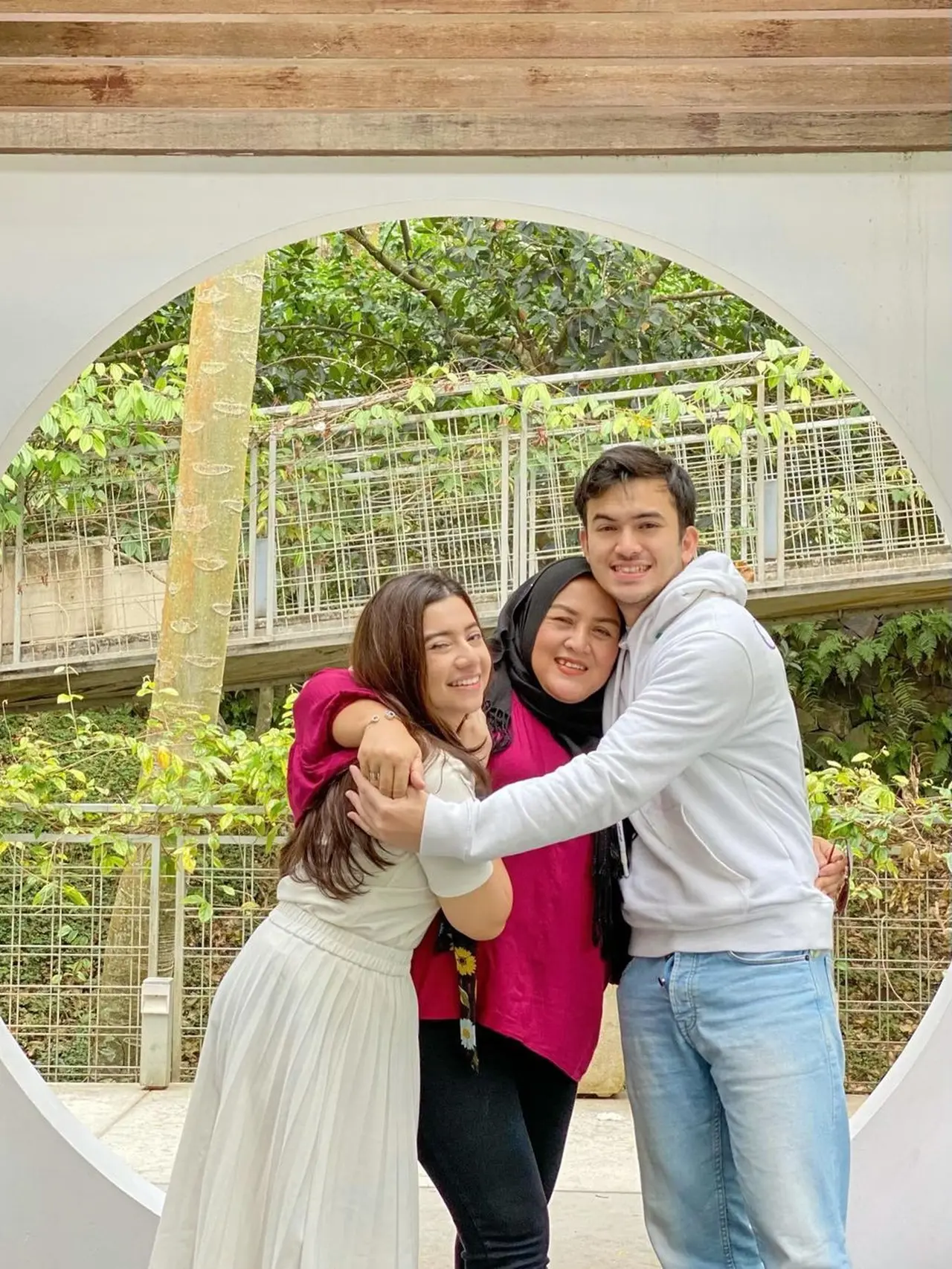 Dianggap Netizen Anak Mama, Ini 6 Potret Kedekatan Rizky Nazar dengan ...