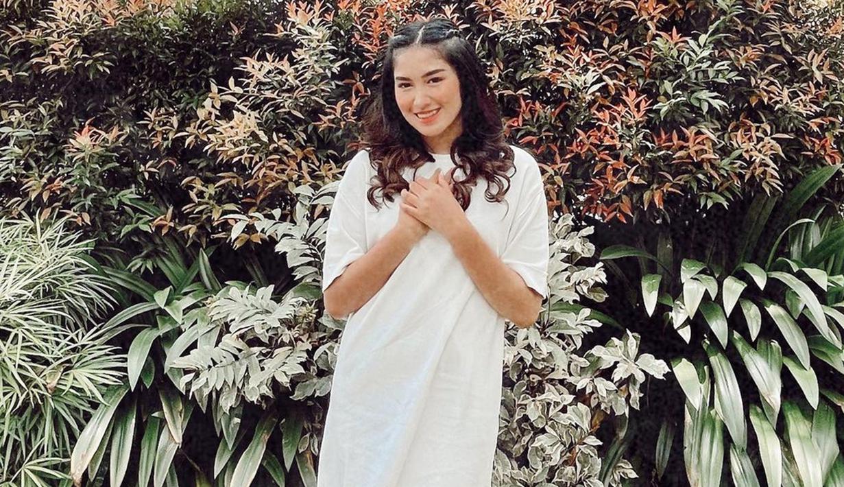 Pesona Ochi Rosdiana dengan Outfit Putih, Bisa Jadi Inspirasi