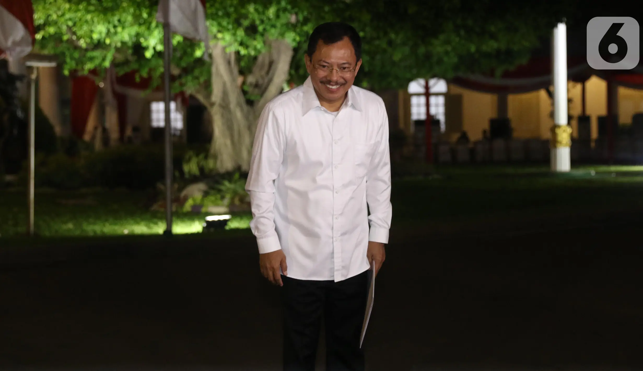 FOTO: Dokter Terawan Tinggalkan Istana dengan Senyum - Foto Liputan6.com