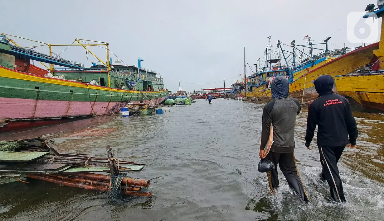 Cuaca Ekstrem, Banjir Rob Landa Pelabuhan Muara Baru - Foto Liputan6.com