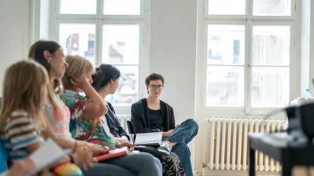 Macam-Macam Bentuk Diskusi yang Perlu Diketahui - Ragam Bola.com