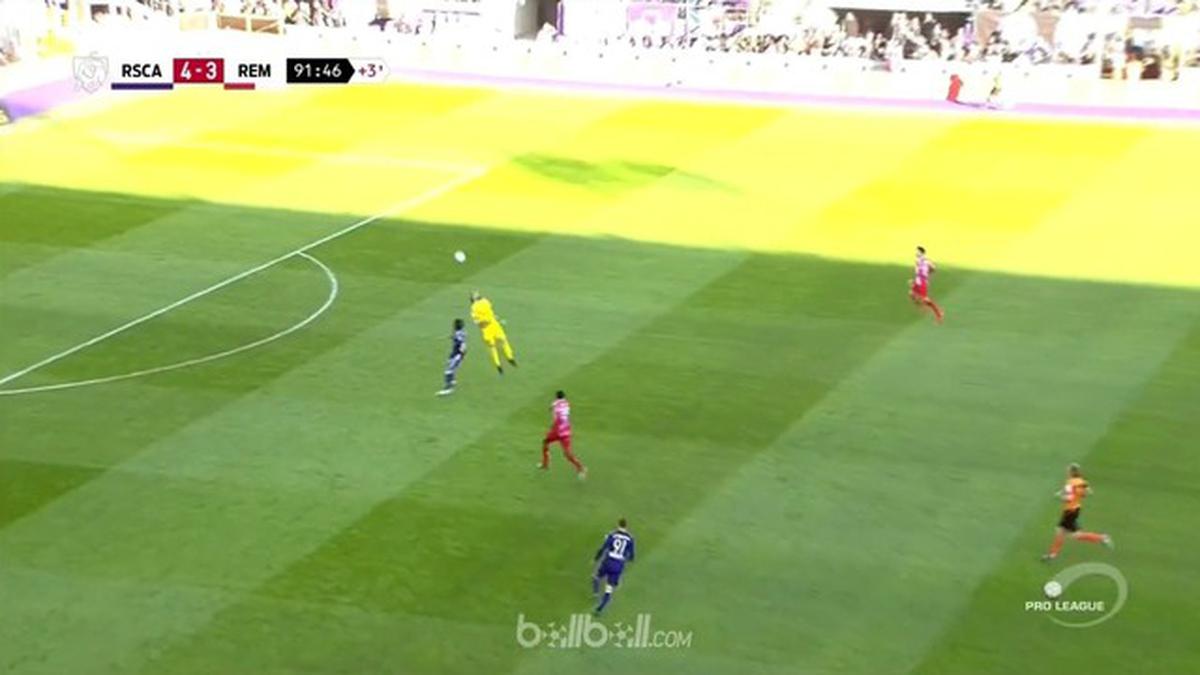 VIDEO: Kiper Klub Belgia Ini Kebobolan karena Sundul Bola - Dunia Bola.com