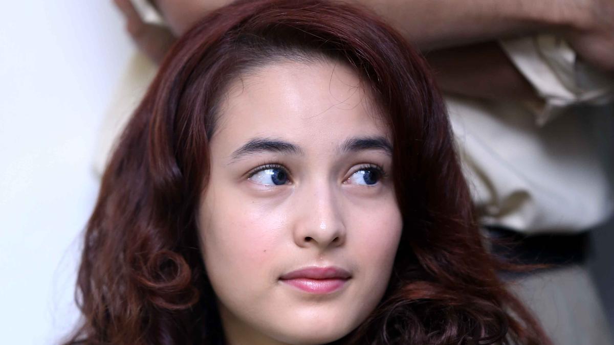 Wajah Sendu Chelsea Islan di Foto Adegan Rudy Habibie - Entertainment ...