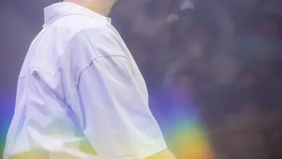 Gaya IU Ikut Tren Fesyen 'No Bra' untuk Sampul Album, Rambut Pirangnya ...