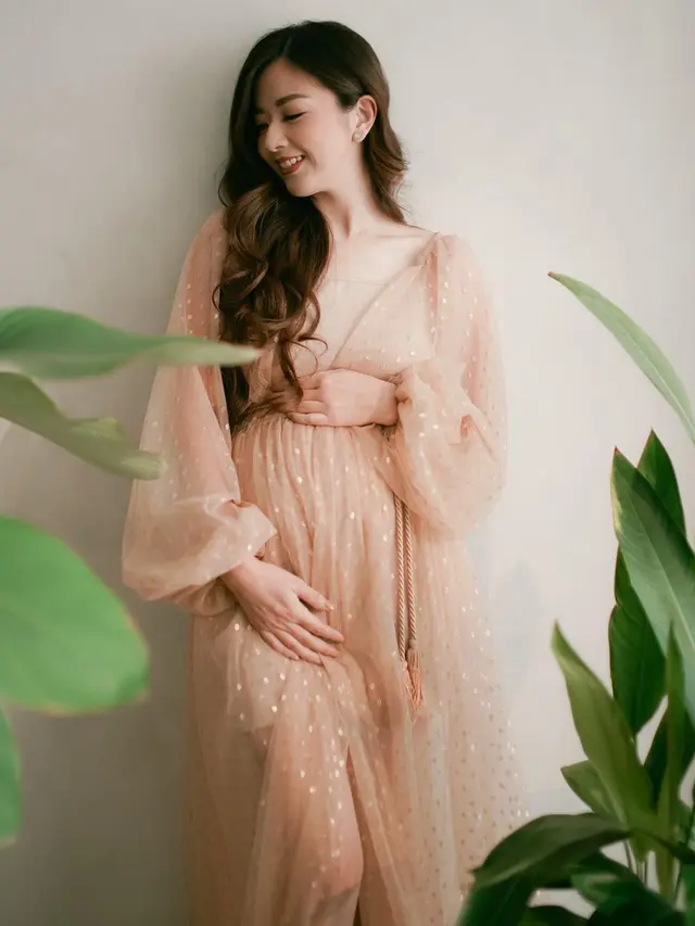 6 Gaya Maternity Shoot Franda Istri Samuel Zylgwyn, Baby Bumpnya Curi ...