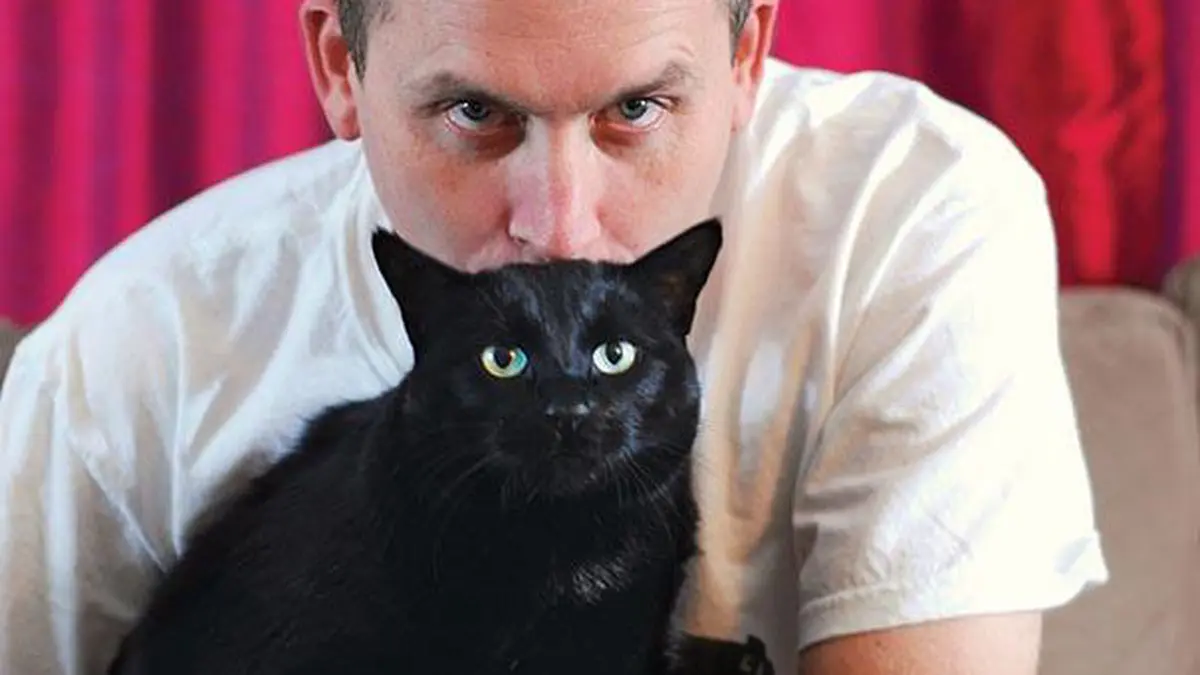 Cowok Metal Lagi Pose Dengan Kucing - Photo Fimela.com