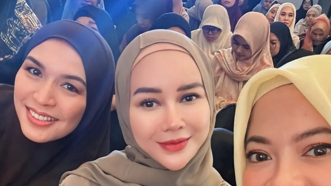 4 Potret Aura Kasih Tampil Berhijab saat Hadiri Acara Kajian, Pesona Cantiknya Banjir Sorotan ...