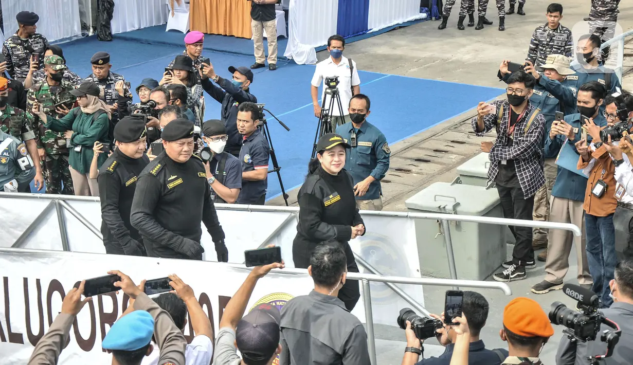 Kasal Laksamana TNI Yudo Margono Sematkan Brevet Hiu Kencana ke Puan ...