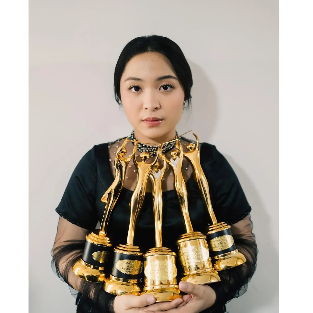 8 Potret Bernadya Borong Piala AMI Awards, Konsisten dengan Outfit Serba Hitam - Hot Liputan6.com