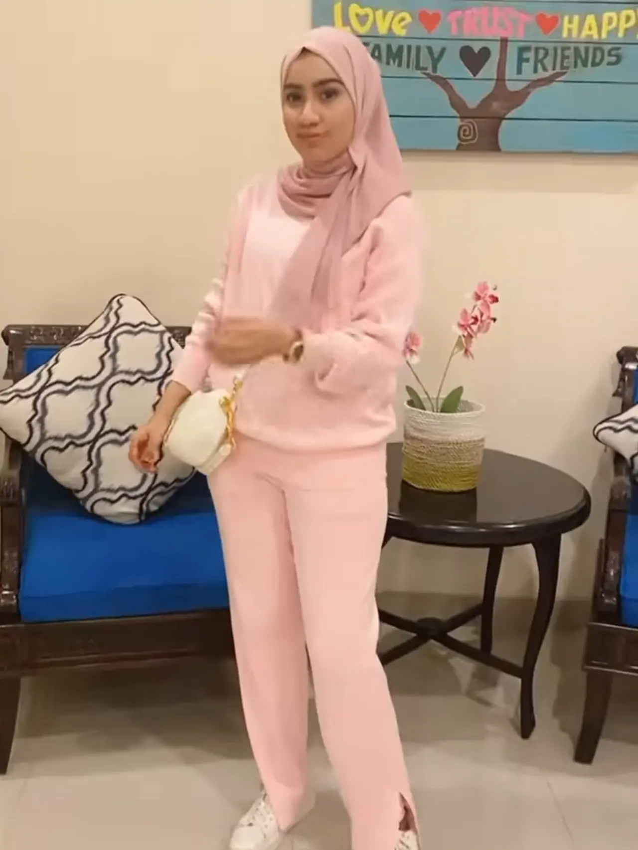6 Potret Bulan Madu Reza Zakarya dan Amira di Villa Mewah, Romantis ...