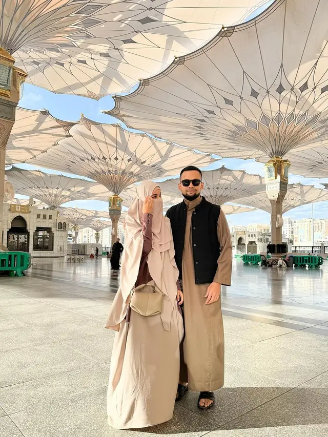 7 Potret Shireen Sungkar dan Teuku Wisnu Jalani Umroh di Akhir 2023 ...