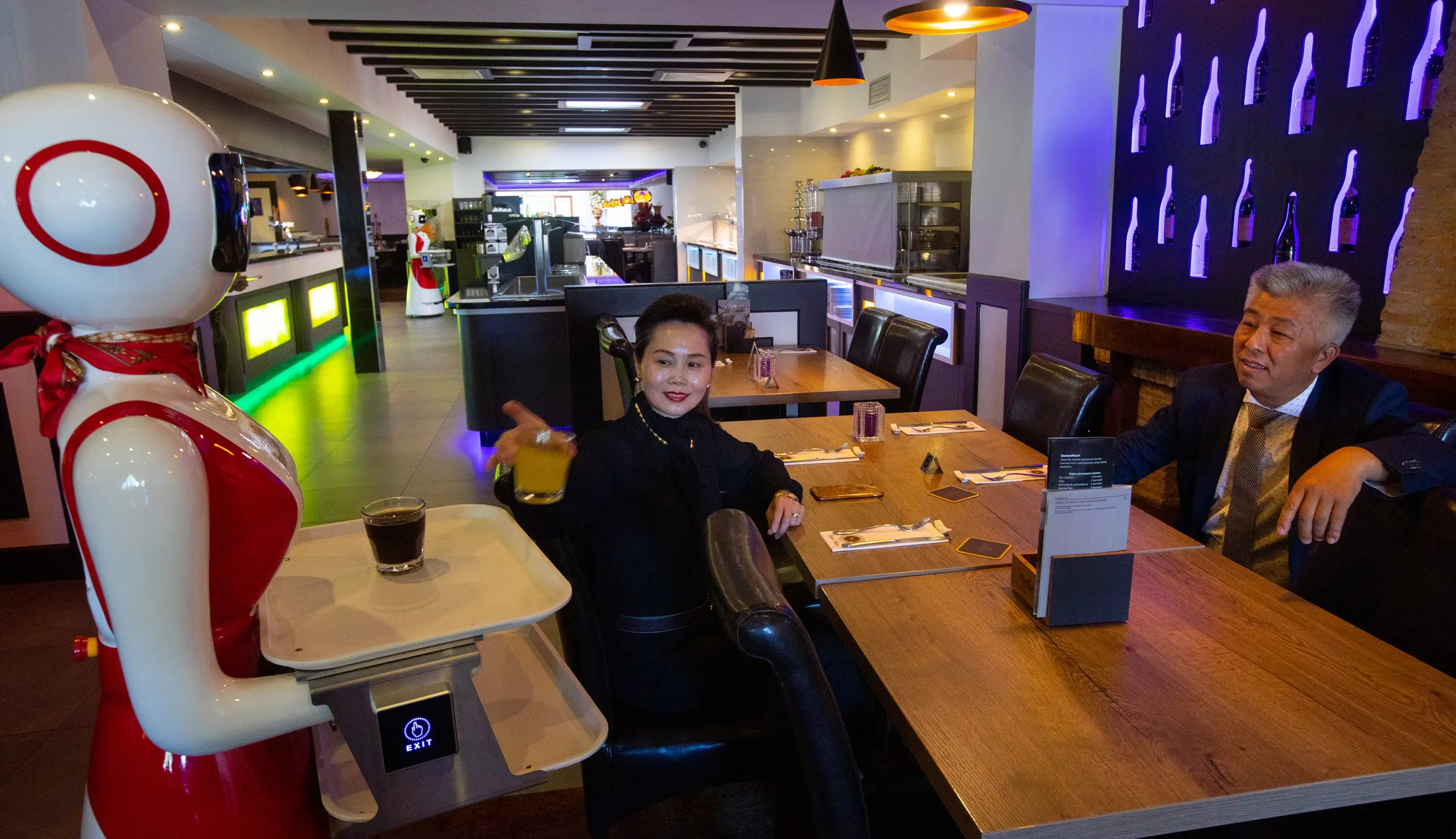 FOTO: Ini Robot Pelayan Untuk Jaga Jarak di Belanda - Foto Liputan6.com