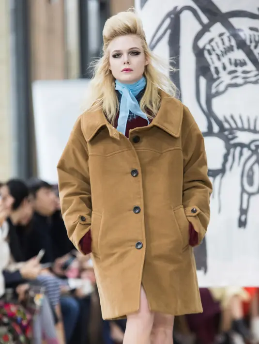 FOTO: Pesona Elle Fanning Jadi Model di Atas Runway Paris Fashion Week ...