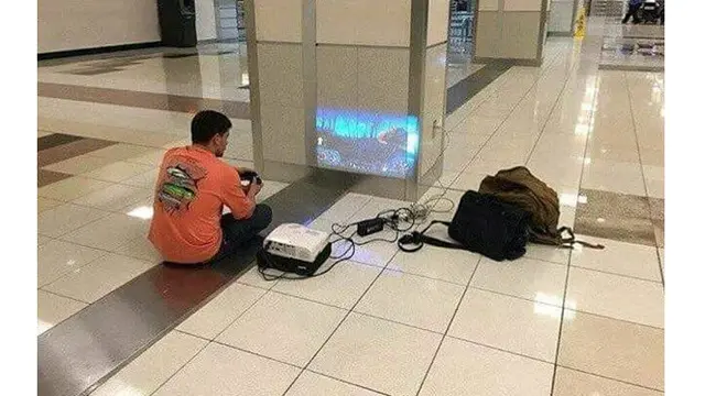 6 Kelakuan Nyeleneh Orang Main Game Tak Kenal Tempat Ini Bikin Tepuk Jidat - Hot Liputan6.com