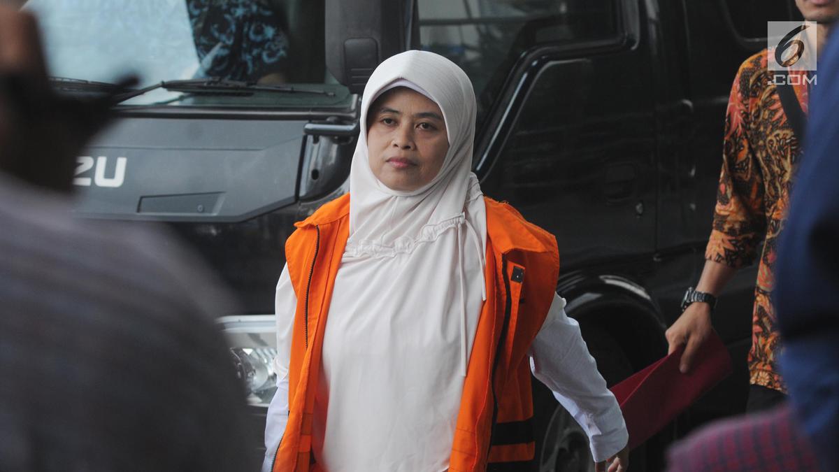 FOTO: Kasus Suap Kebumen, Penyidik KPK Periksa Dian Lestari - Foto Liputan6.com
