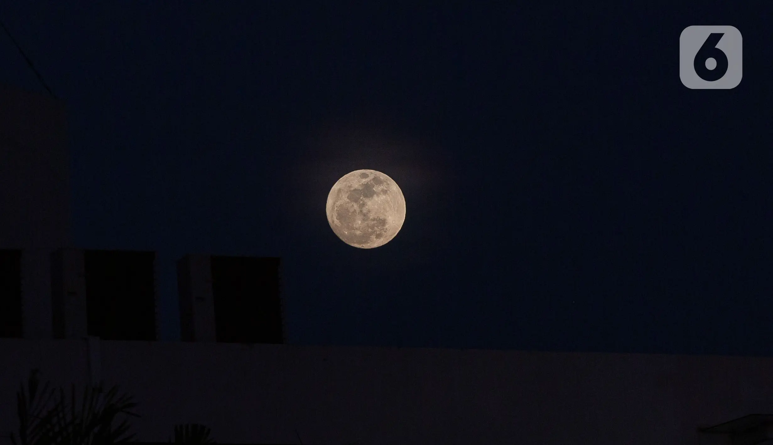 Melihat Fenomena Blue Moon di Langit Jakarta - Foto Liputan6.com