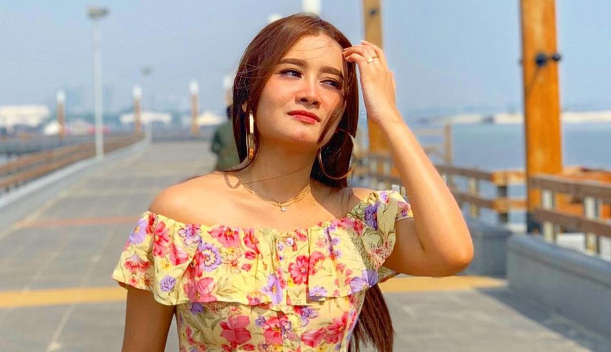 Foto Gaya Lia Amelia Pakai Simple Dress Tampil Menawan Foto